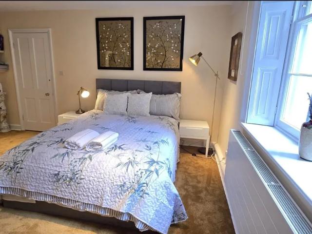 Room at Crescent Grove, Greater London