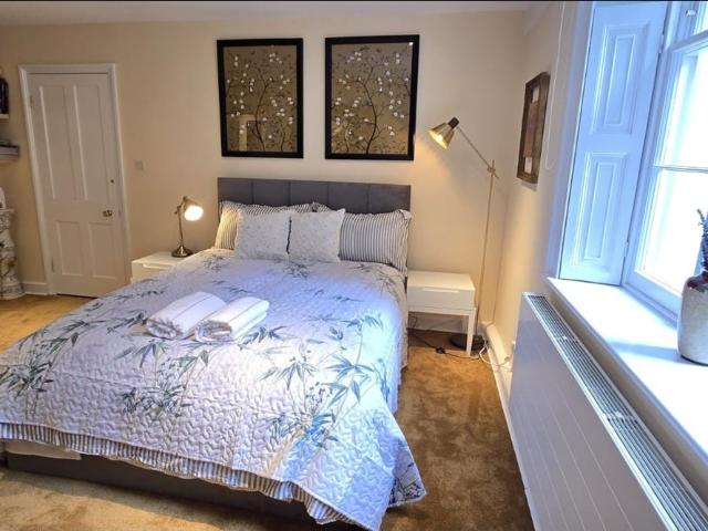 Room at Crescent Grove, Greater London