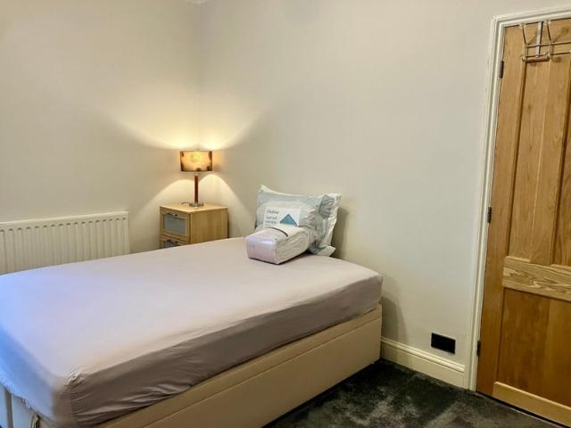 Room at Crescent Road, Brentwood