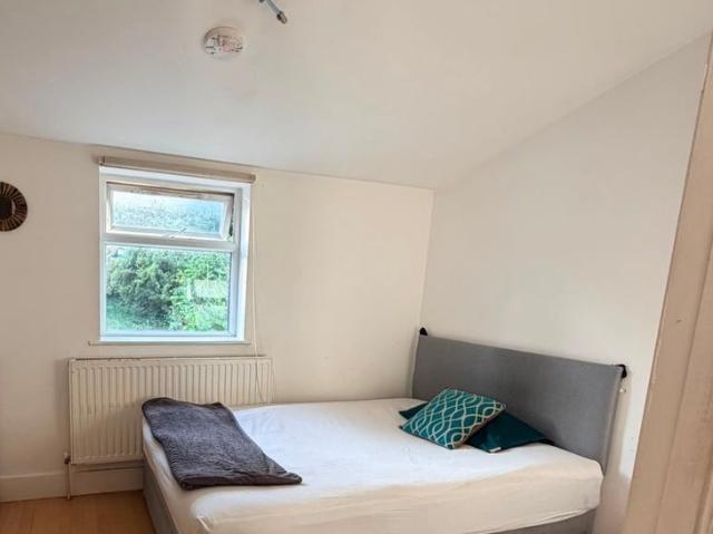Room at Crescent Road, Greater London