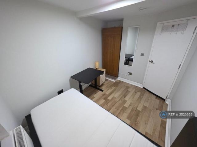 Room at Crescent Road, Greater London