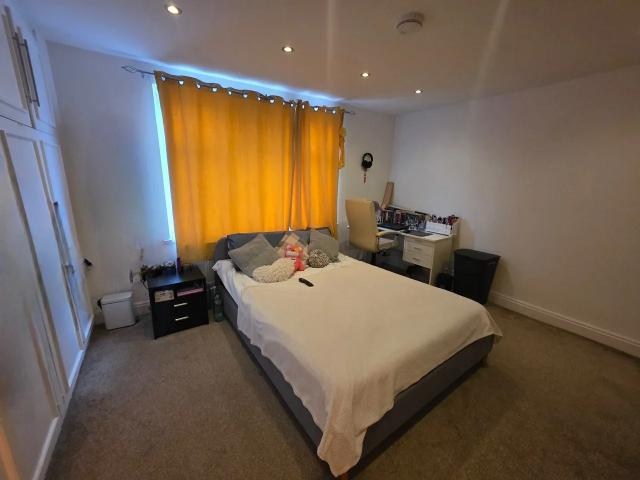 Room at Crescent Road, Greater London