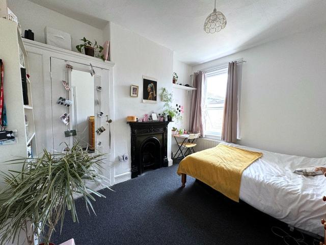 Room at Crescent Road, Greater London