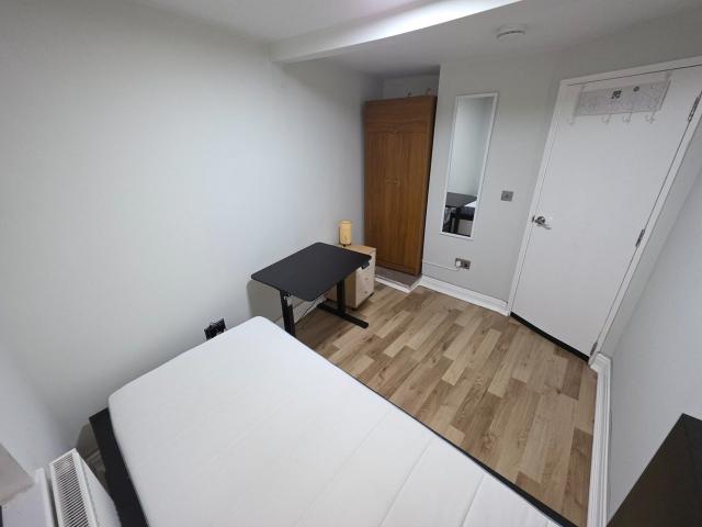 Room at Crescent Road, Greater London