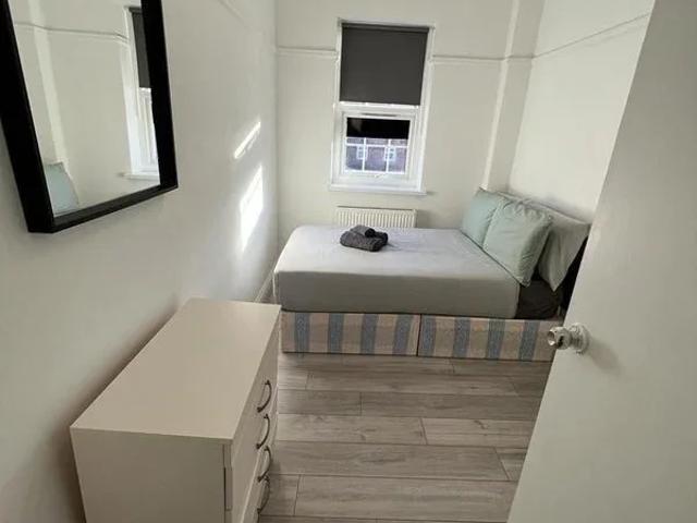 Room at Cricklewood Lane, Greater London