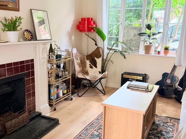 Room at Crosby Row, Greater London