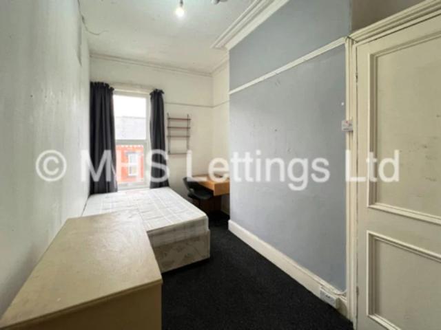 Room at Cross Cliff Road, Leeds