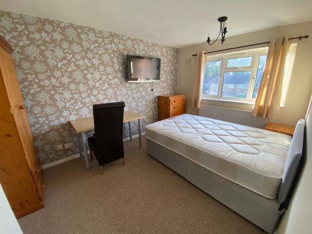 Room at Cross Path, Crawley