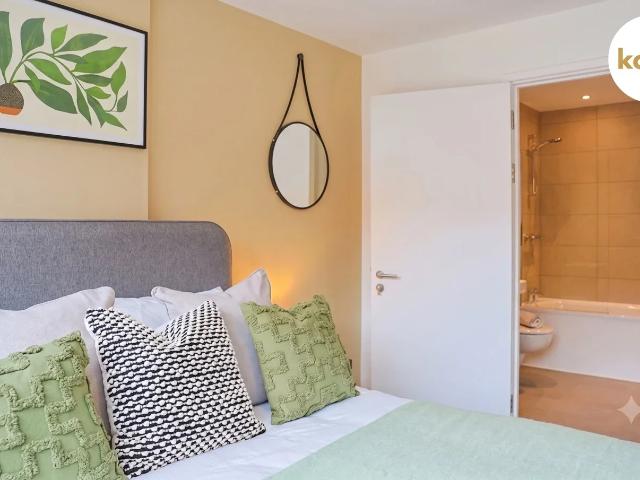 Room at Cross Street, Bristol