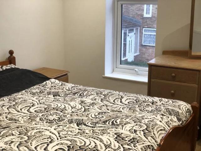 Room at Crosse Court, Basildon