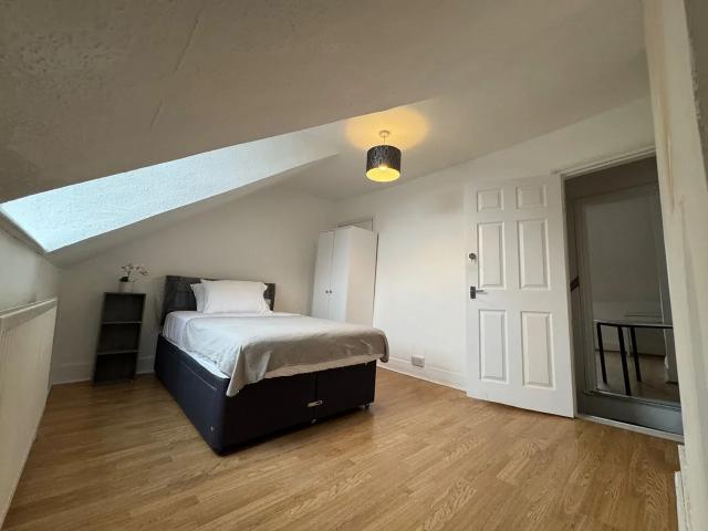 Room at Crowther Road, Greater London