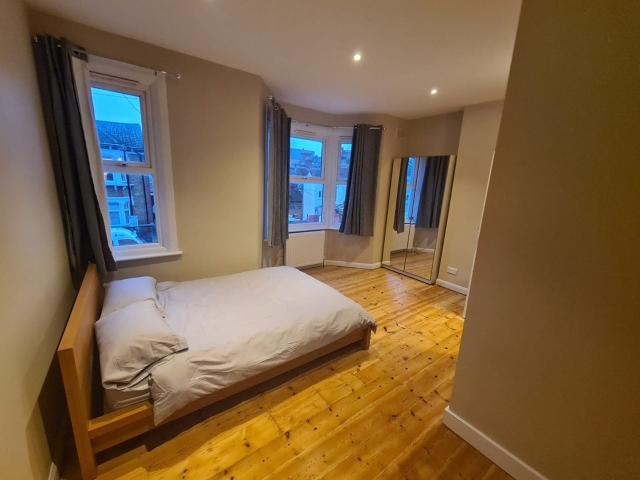 Room at Crowther Road, Greater London