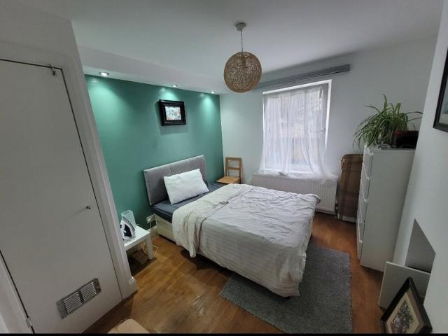 Room at Crowther Road, Greater London