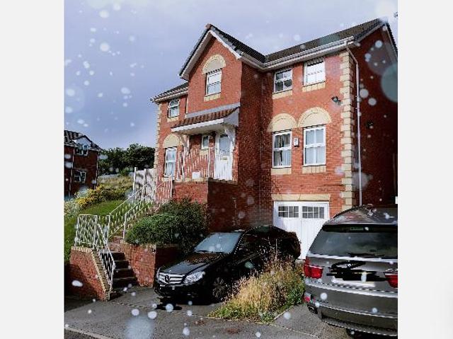 Room at Crow Nest Drive, Leeds