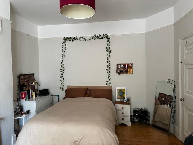 Room at Crowborough Road, Greater London