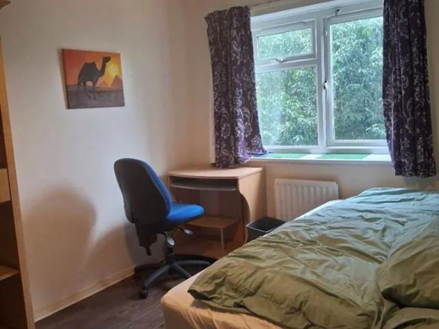 Room at Croxford Gardens, Cherwell District