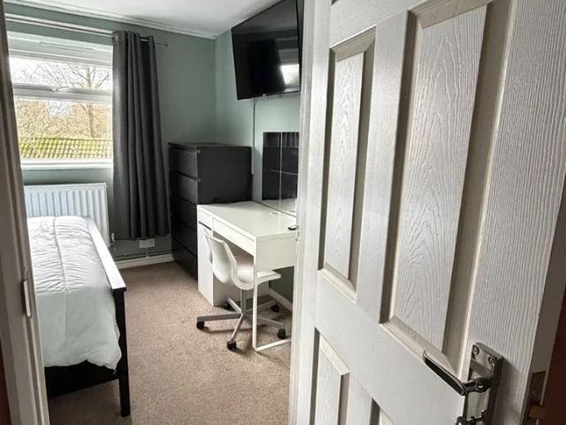 Room at Croxley View, Watford