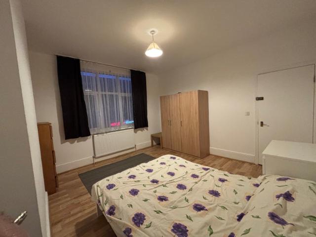 Room at Croydon Road, Caterham