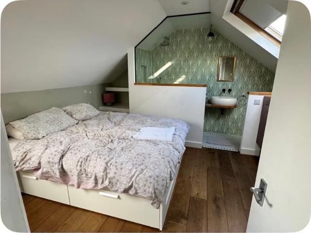 Room at Dumbarton Road, Greater London