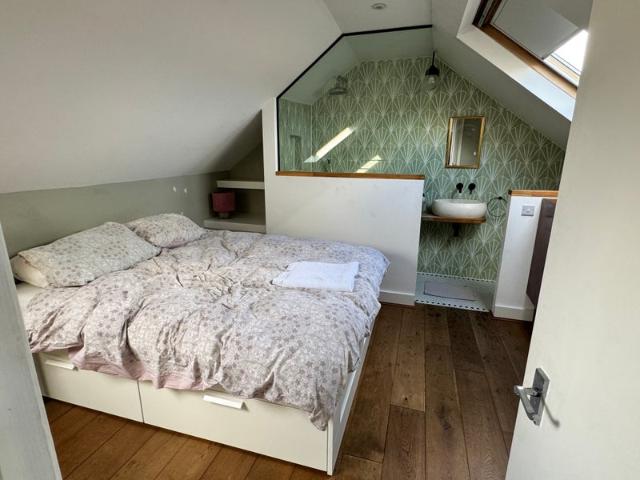 Room at Dumbarton Road, Greater London