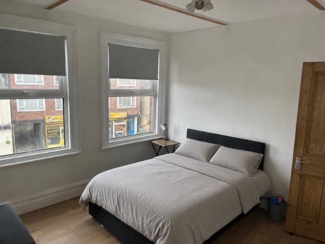 Room at Dundee Road, Greater London