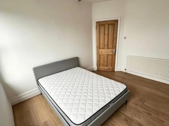 Room at Dundee Road, Greater London