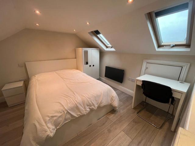 Room at Dunloe Avenue, Greater London