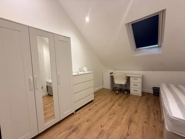 Room at Dunraven Avenue, Luton