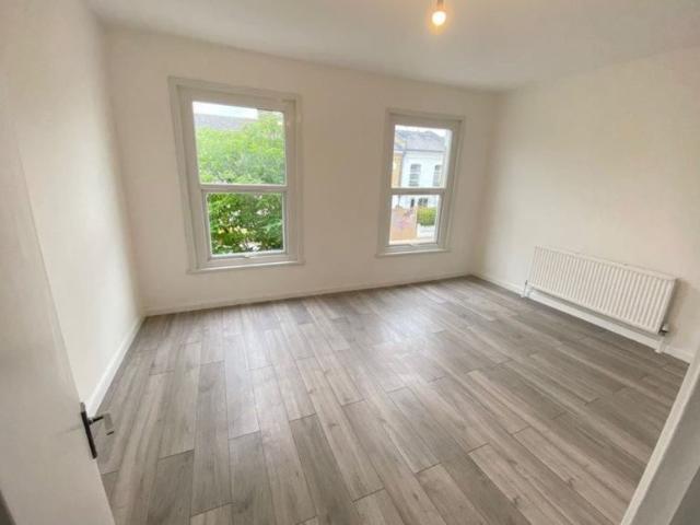 Room at Dynevor Road, Greater London