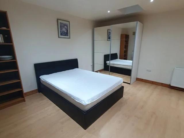 Room at Dale Avenue, Greater London
