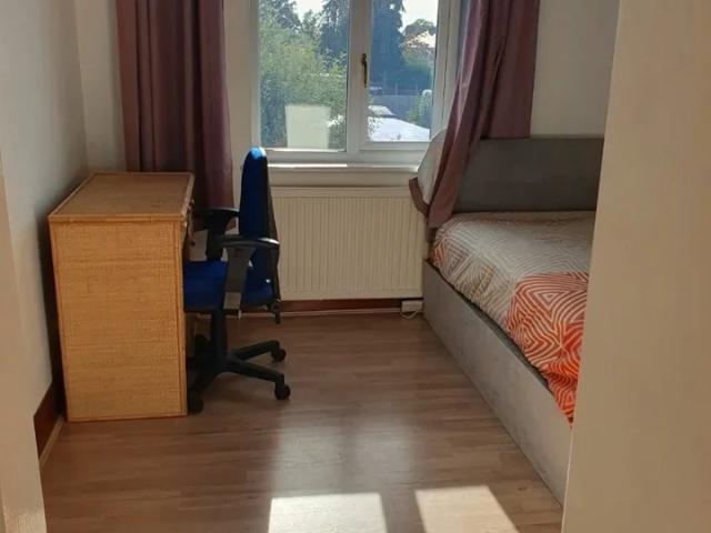 Room at Dale Avenue, Greater London