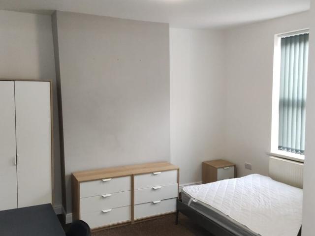 Room at Dalefield Avenue, Wakefield