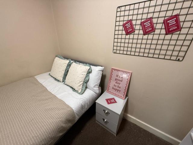 Room at Dallas Street, Preston