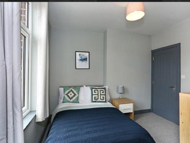 Room at Daw Green Avenue, Wakefield