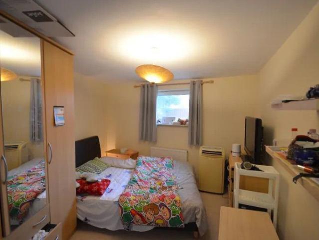 Room at Davis Street, Cardiff
