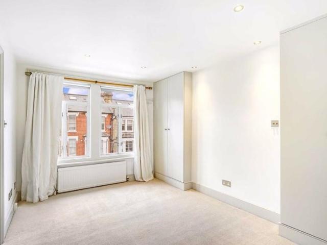 Room at Davisville Road, Greater London