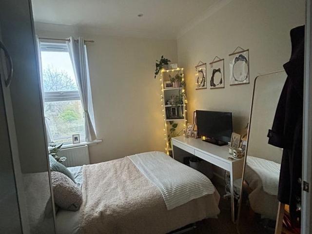 Room at De Morgan Road, Greater London