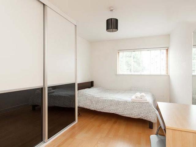 Room at De Beauvoir Crescent, Greater London