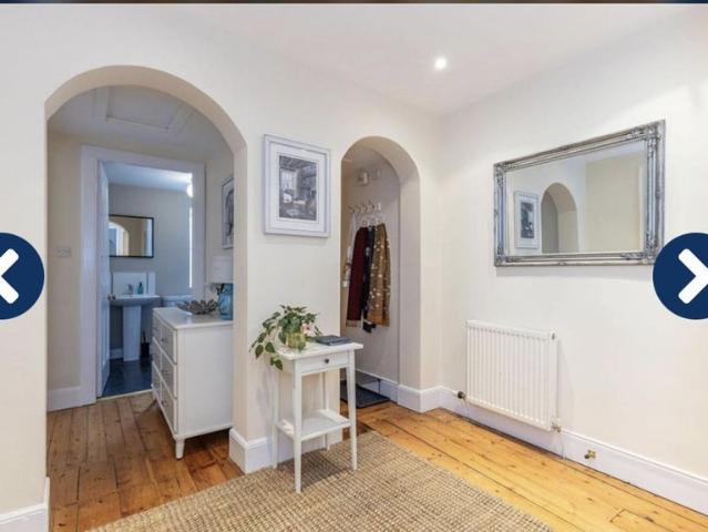 Room at Deanhaugh Street, City of Edinburgh
