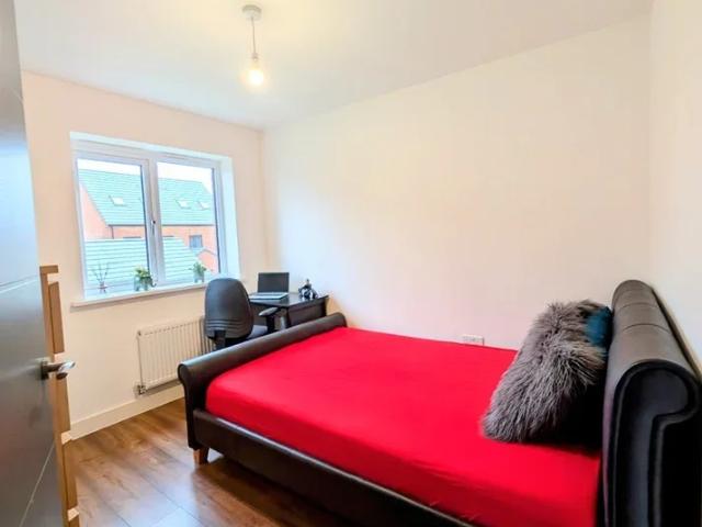 Room at Deepwater Drive, Newport