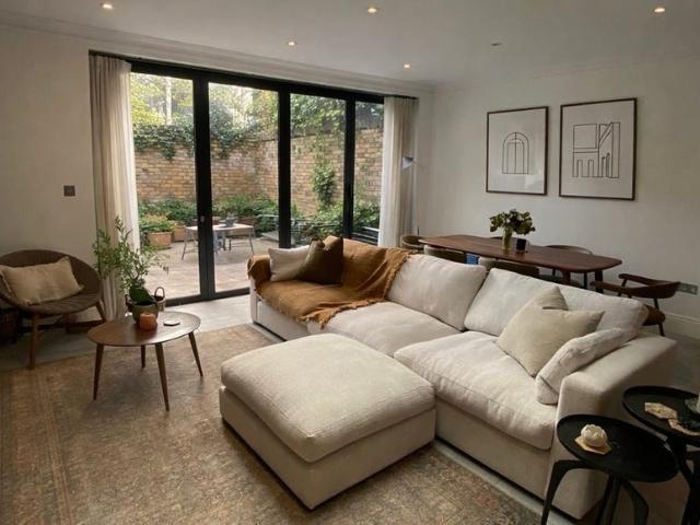 Room at Deodar Road, Greater London