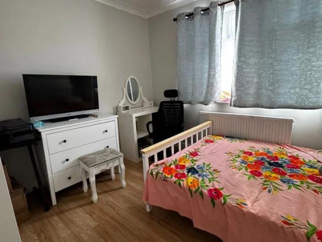 Room at Dellwood Gardens, Greater London