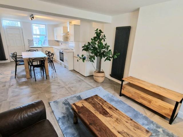 Room at Delph Lane, Leeds