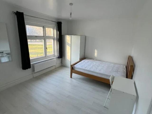 Room at Delta Road, Woking