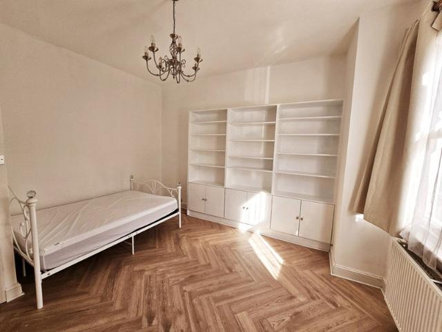 Room at Despard Road, Greater London