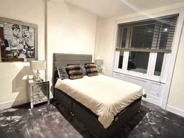 Room at Deptford Broadway, Greater London