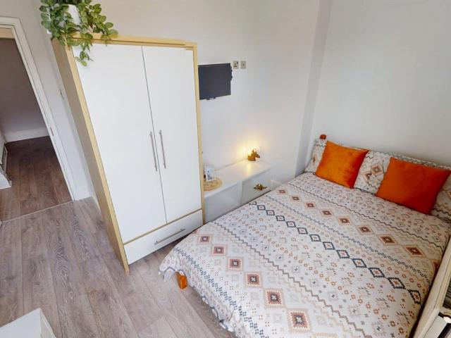 Room at Derby Road, Nottingham