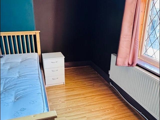 Room at Dewsbury Road, Wakefield