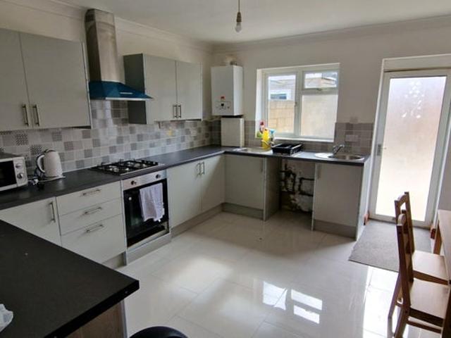 Room at Devon Avenue, Slough