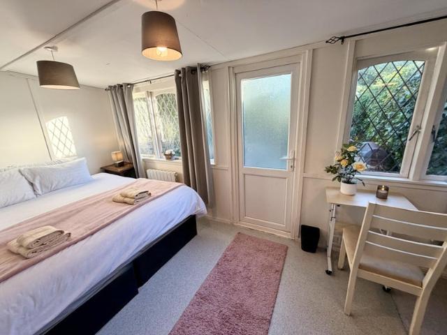 Room at Devonia Gardens, Greater London